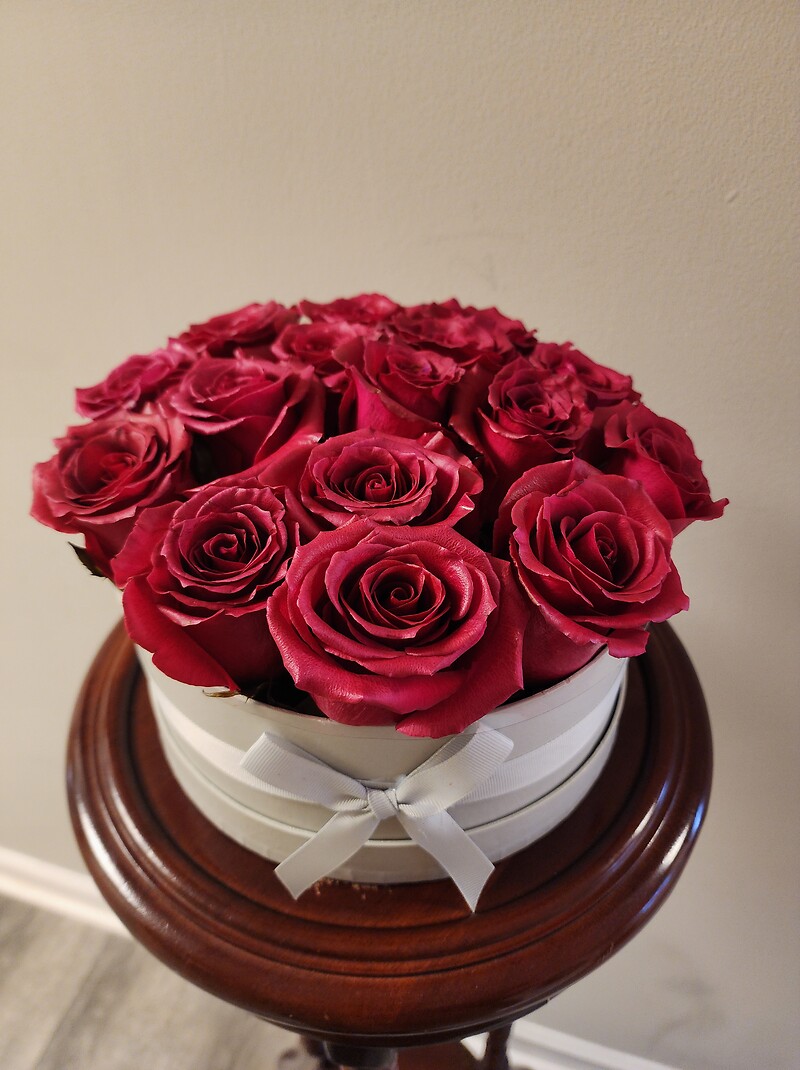 Hat Box Roses arranged by a florist in Pickens, SC : Pickens Country ...
